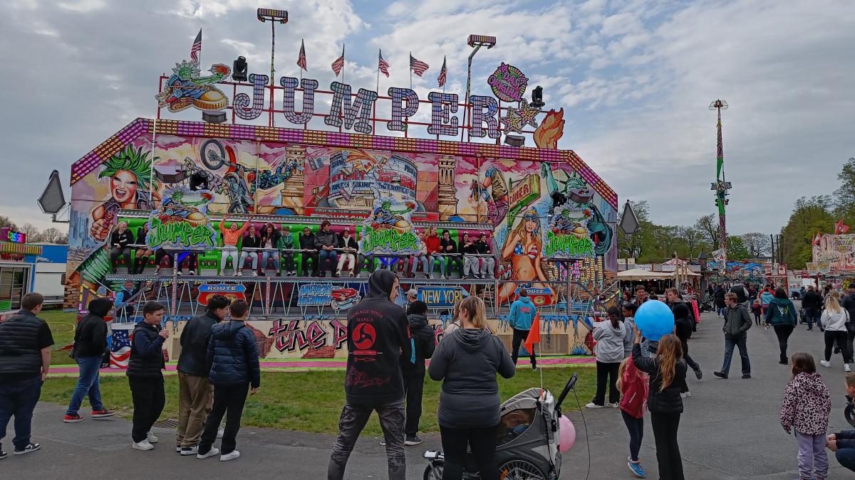 Rummel auf dem Jugendspielplatz: Jahrmarkt in Neumünster eröffnet