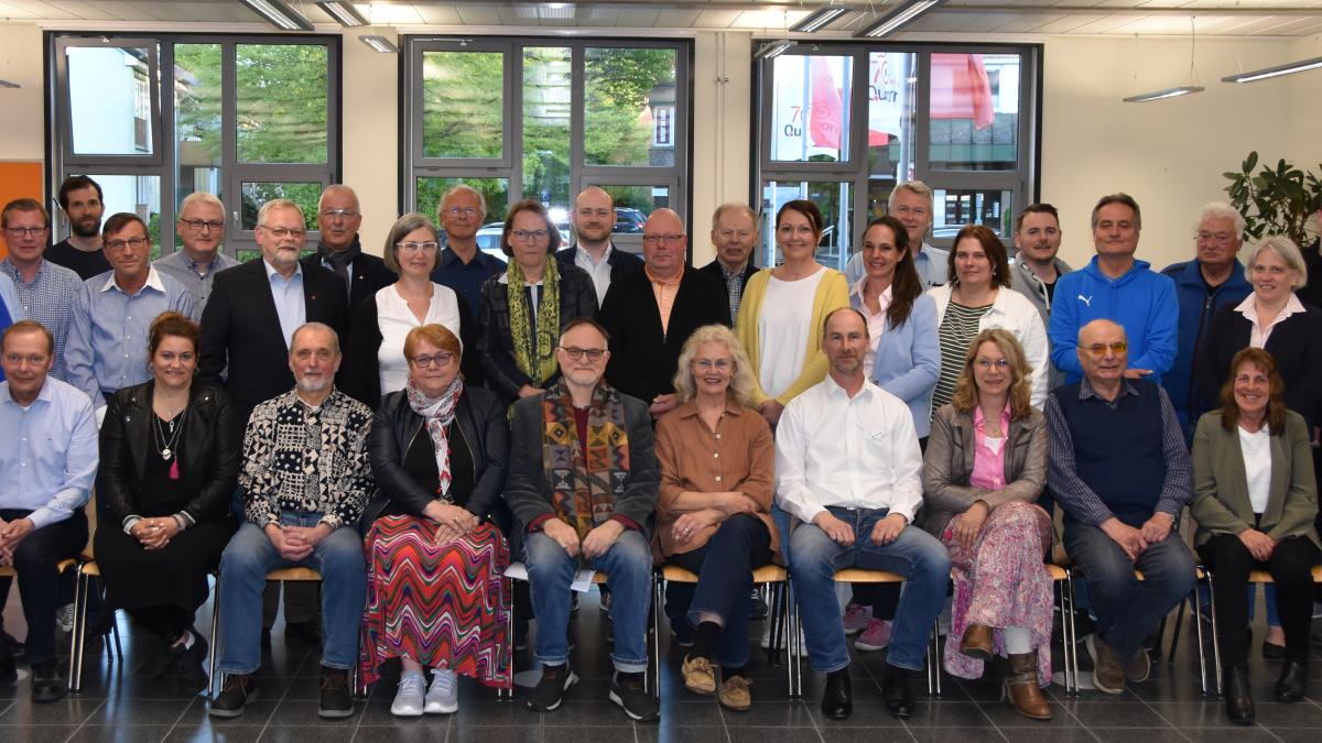 Abschiedsstimmung bei der letzten Ratssitzung in Quickborn | SHZ