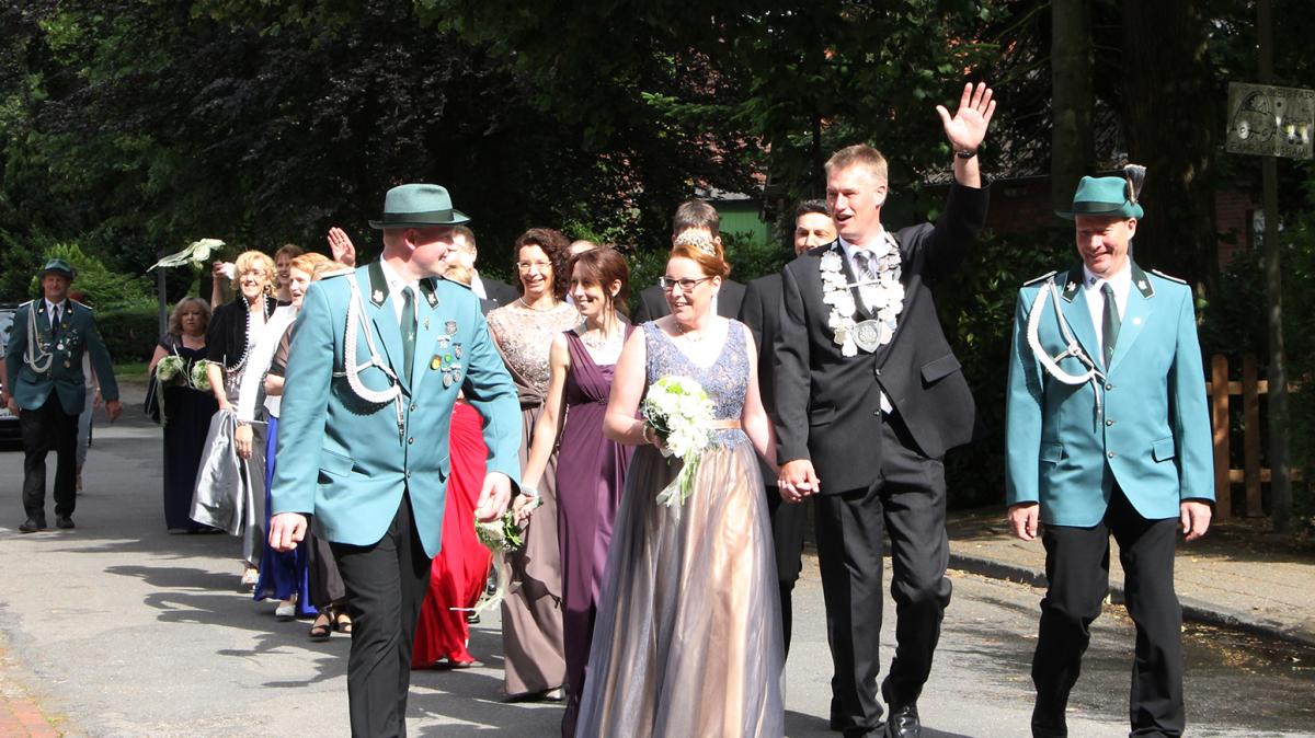 Wie die Schützen aus Wehm ihren König auf dem Umzug verloren