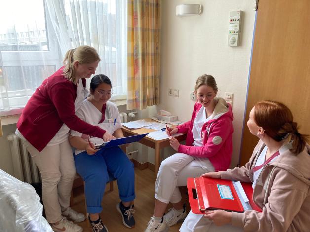 Azubis leiten Station im Hümmling-Hospital in Sögel