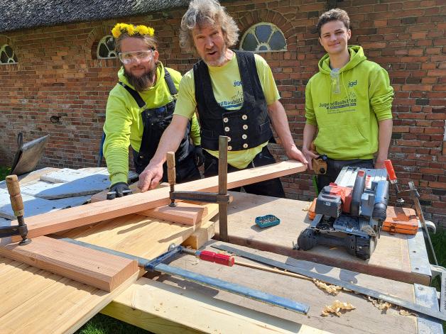 Junge Freiwillige restaurieren Bau-Denkmal in Risum-Lindholm