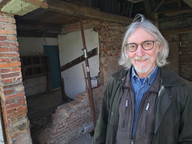 Junge Freiwillige restaurieren Bau-Denkmal in Risum-Lindholm