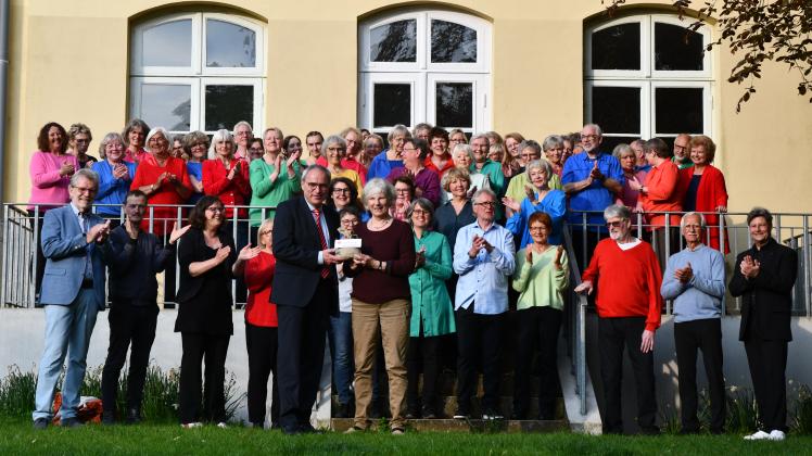 Neumünster Sparkassen-Stiftung spendet 4500 Euro an Krebs-Chor
