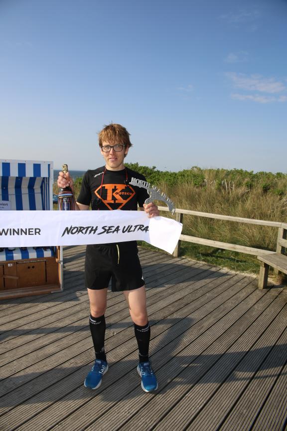 20 Hartgesottene laufen 111 Kilometer über die Insel – die Fotos