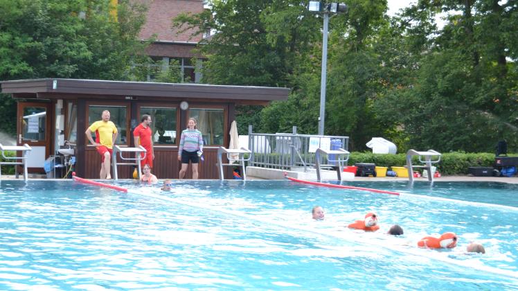 Tag des Schwimmabzeichens in Quickborn, Birkenallee dicht
