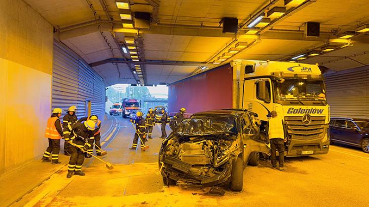 Unfall auf der A7 bei Hamburg: SUV zwischen zwei Lkw eingeklemmt
