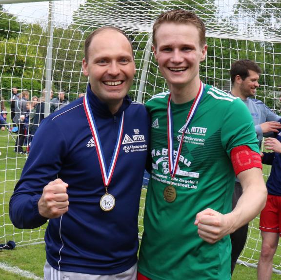 Bildergalerie: So feierte der MTSV Hohenwestedt seinen Aufstieg in die ...