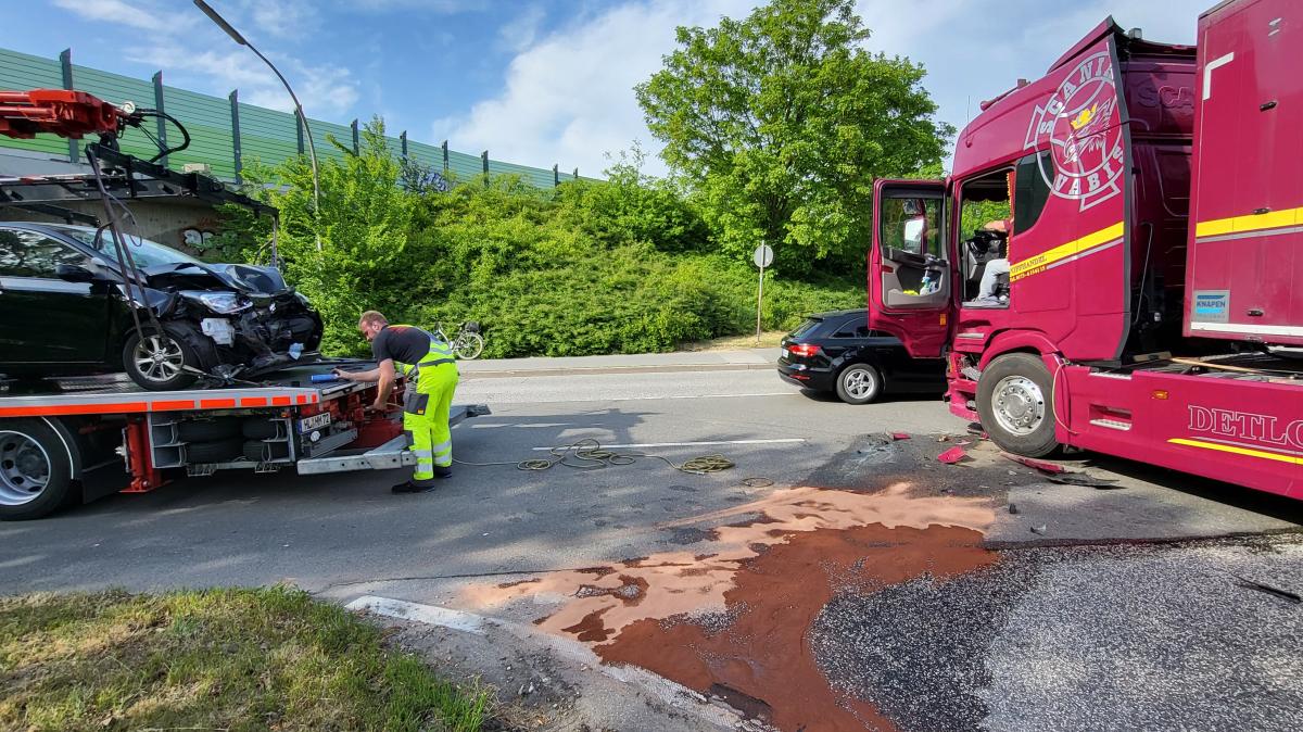 Bad Schwartau: Frau wird bei Unfall mit 40-Tonner schwer verletzt