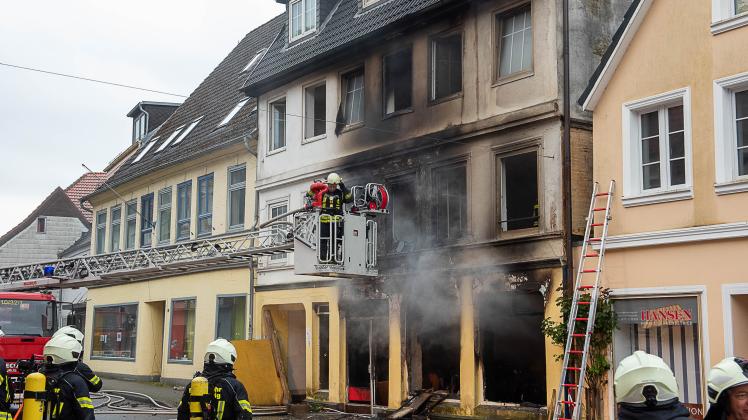 Feuer zerstört Mehrfamilienhaus im Lollfuß in Schleswig