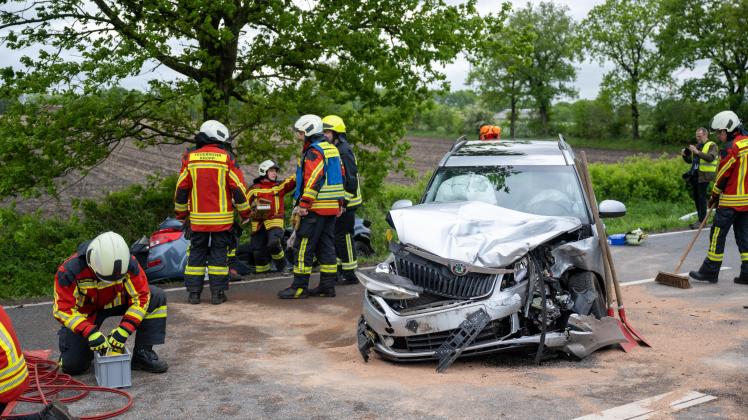 Schwerer Unfall in Klein Bennebek: Kropper Chaussee voll gesperrt