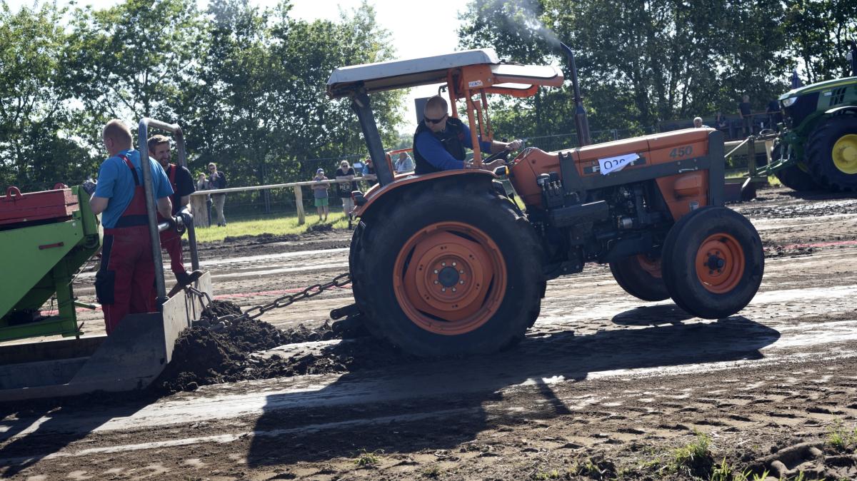Trecker-Treck Fitzbek: Wettbewerb der Schlepper an Pfingstsonntag | SHZ