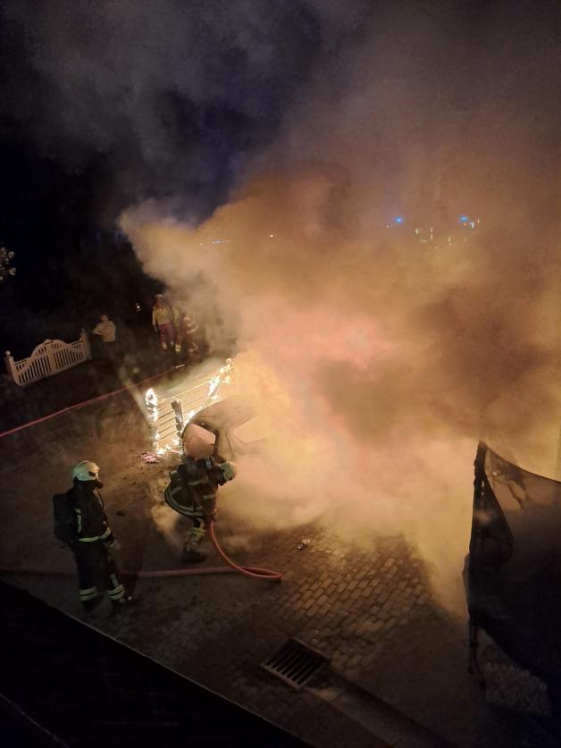 Feuer auf Sylt: Auto und Mülltonnen brennen komplett nieder.