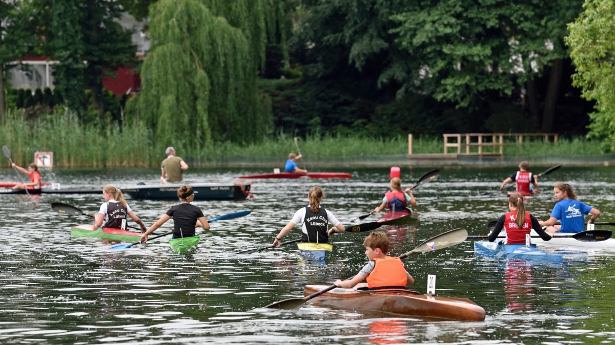 SUP-Rennen für Jedermann bringt Höftsee in Plön „zum Kochen“