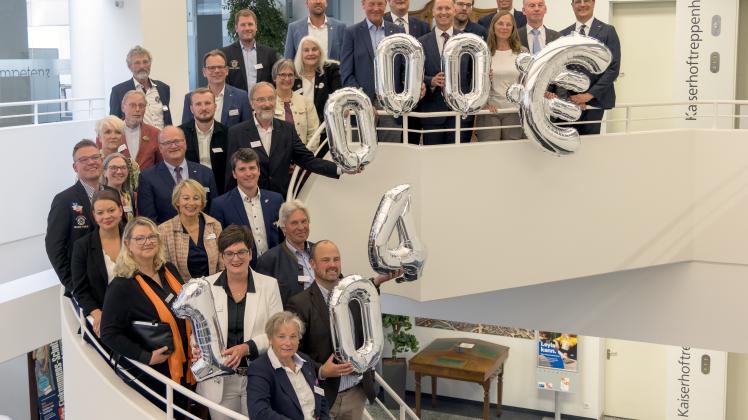 VR Bank zwischen den Meeren spendet 104000 Euro an Serviceclubs