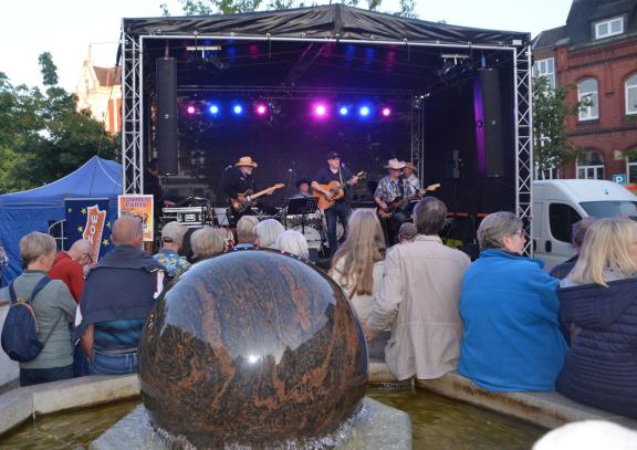 Itzehoe in Feierlaune - die Fotos vom Weinfest