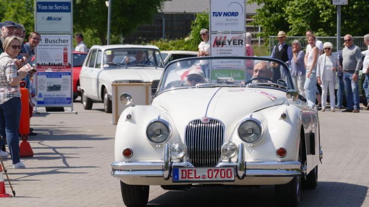90 Oldtimer fahren durch Delmenhorst, Ganderkesee und Hude