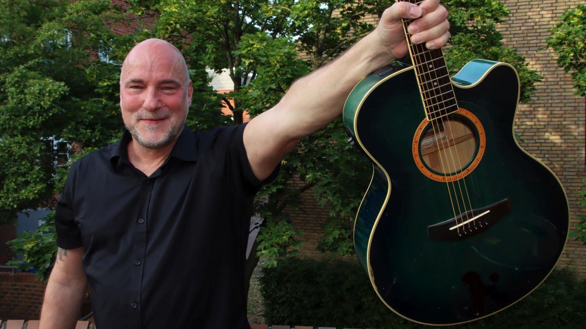 Kellinghusener Musiker Claudius Mach spielt Songs von Rio Reiser