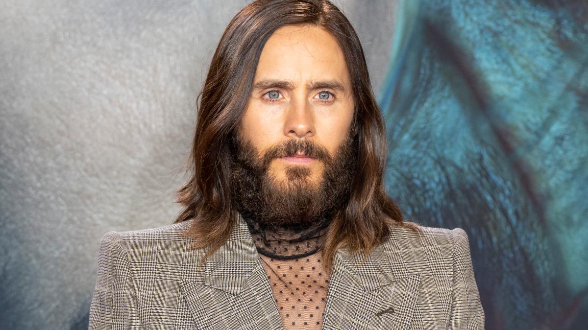 Jared Leto klettert ungesichert ein Berliner Hotel hoch – Video