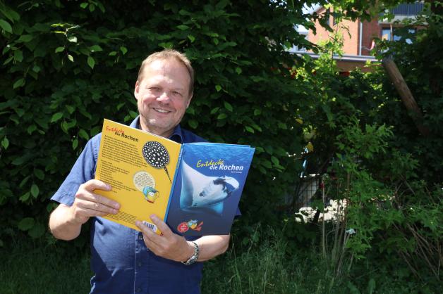 Ralf Sonntag aus Wedel veröffentlicht Kinderbuch über Rochen