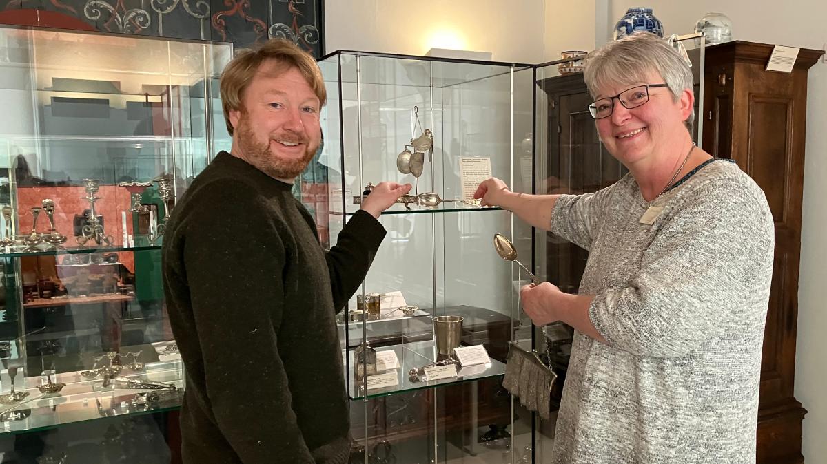 Christine Berg aus Glückstadt spendet an das Detlefsen-Museum