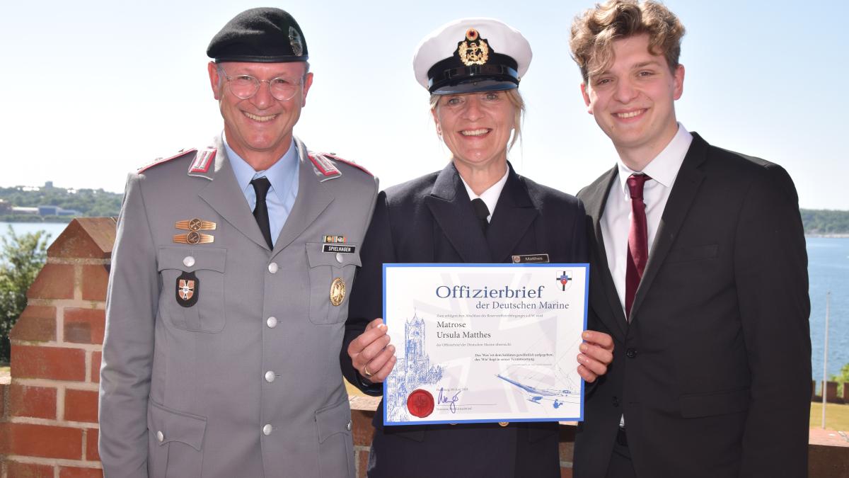 Ursula Matthes schließt Bundeswehr-Reservistenausbildung ab