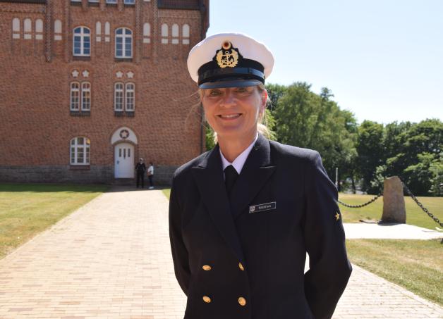 Ursula Matthes schließt Bundeswehr-Reservistenausbildung ab