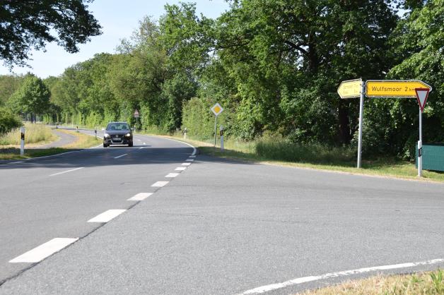 Schilder an Unfallkreuzung zwischen Bokel und Wrist ab 12. Juni
