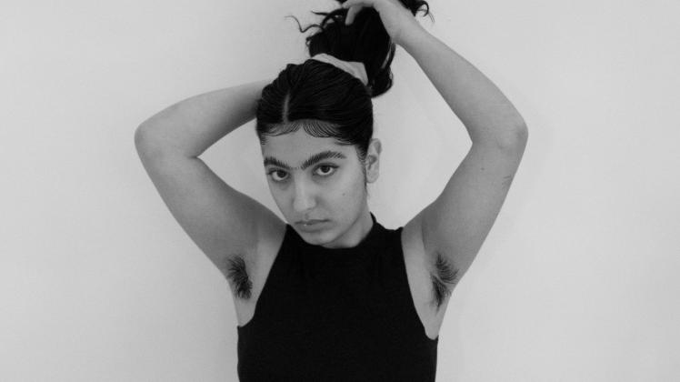 Warum Studentin Gizem Yüce Kunst aus Beinhaaren macht | SHZ