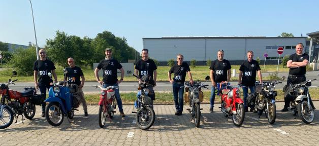 Acht Bramscher mit Oldtimer-Mopeds auf großer Tour