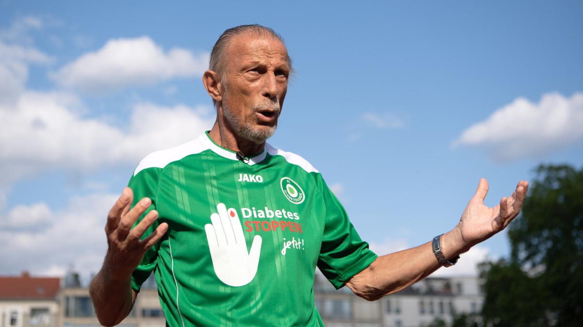 Christoph Daum Ex Bundesliga Trainer Zurück Auf Dem Fußballplatz Noz
