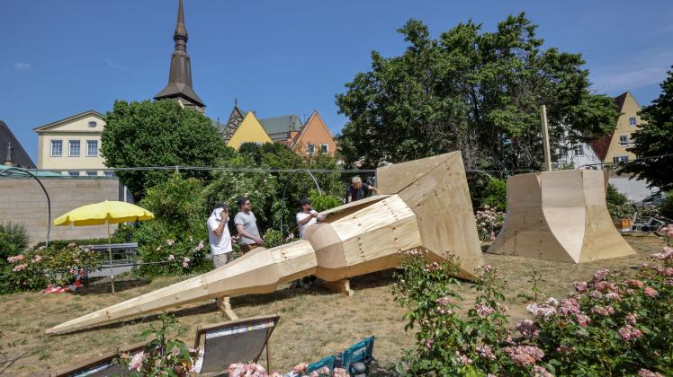 Künstler baut Großskulptur zum Friedensjubiläum in Osnabrück auf