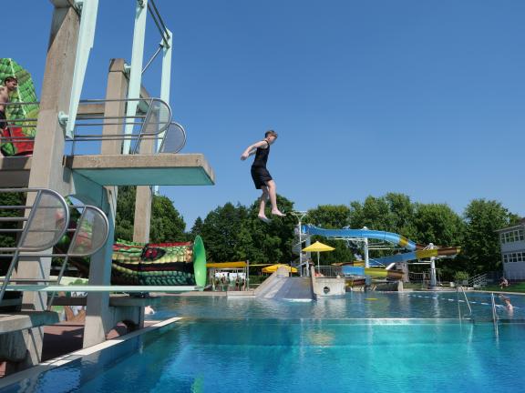 Der Nervenkitzel beim Drei-Meter Sprung ins Wasser