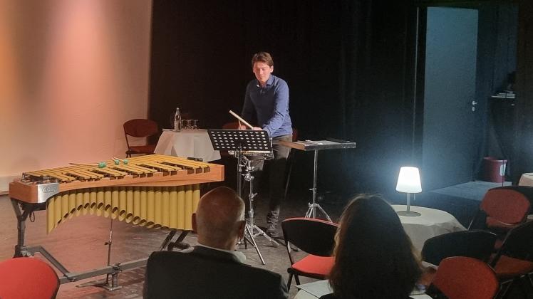 Flensburger Theaterfreunde spenden für Konzertpauken des Theaters