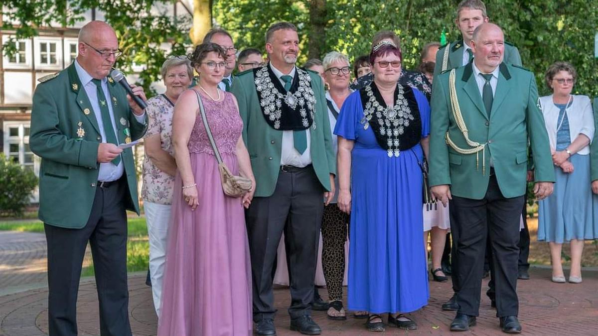 In Bramsche sitzen Mutter und Tochter auf dem Schützenthron