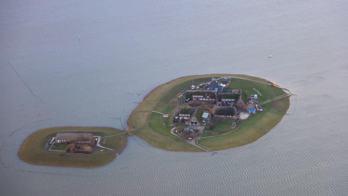 400 Jahre: Die Geschichte des Taufsteins auf Hallig Hooge