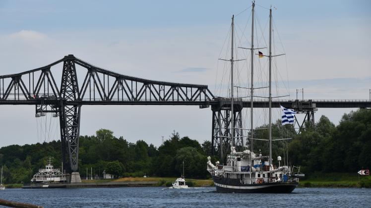 Kieler Woche: Segelboot Capitán Miranda fährt an Rendsburg vorbei