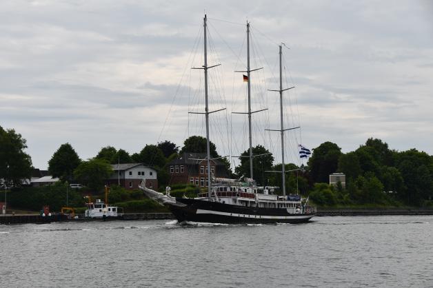 Kieler Woche: Segelboot Capitán Miranda fährt an Rendsburg vorbei