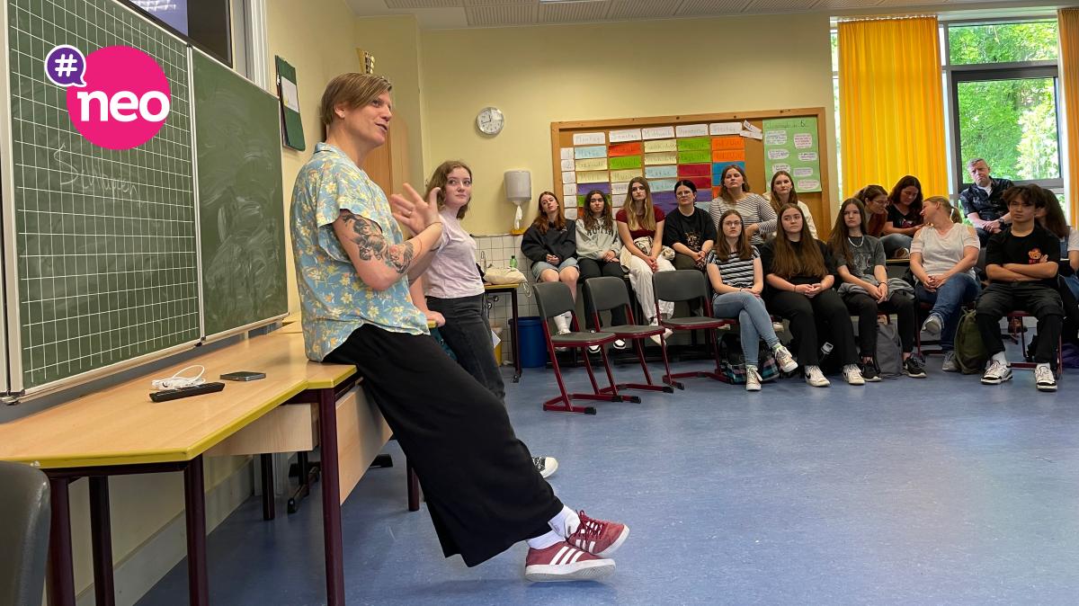 Queere Soldatin: Anastasia Biefang besucht Carolinum in Osnabrück