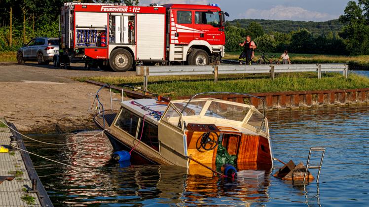 Boot in Bohmte versinkt mit Heck in Mittellandkanal