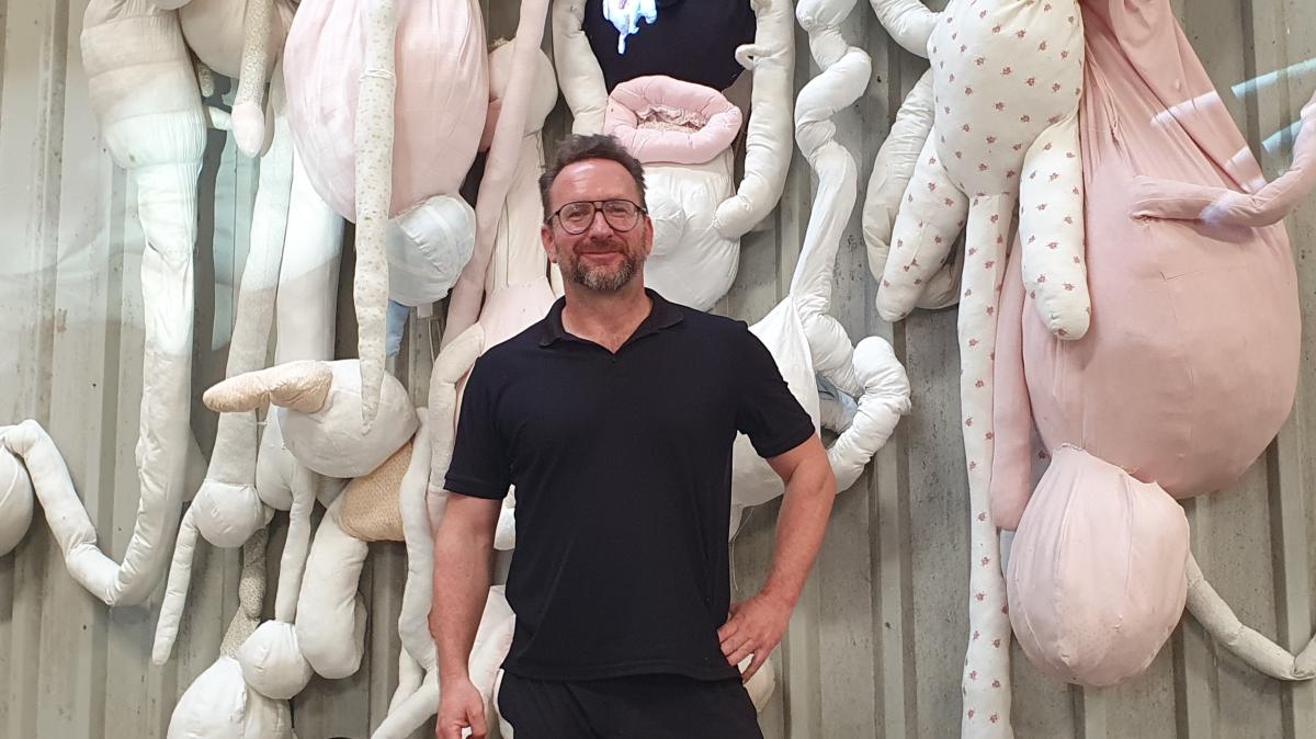 Ungewöhnliche Vernissage: Naku stellt in der SCE-Halle aus