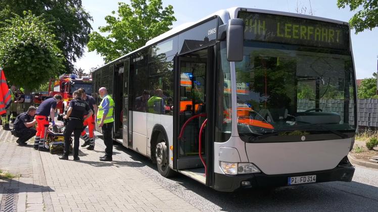 Auto kracht gegen Linienbus: Zwei Schwerverletzte in Schenefeld