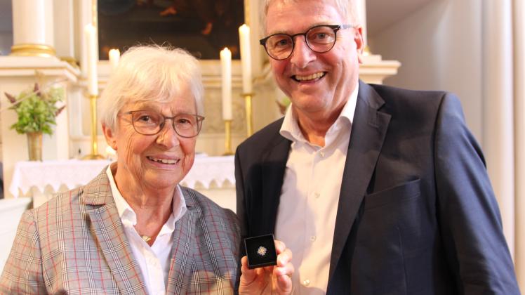 Hoyel: Silbernes Facettenkreuz für Hedda Oberschmidt
