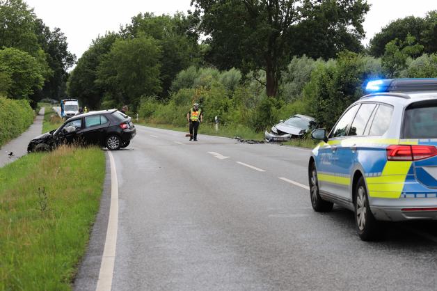 Schwerer Unfall auf B431 zwischen Holm und Wedel – zwei Verletzte