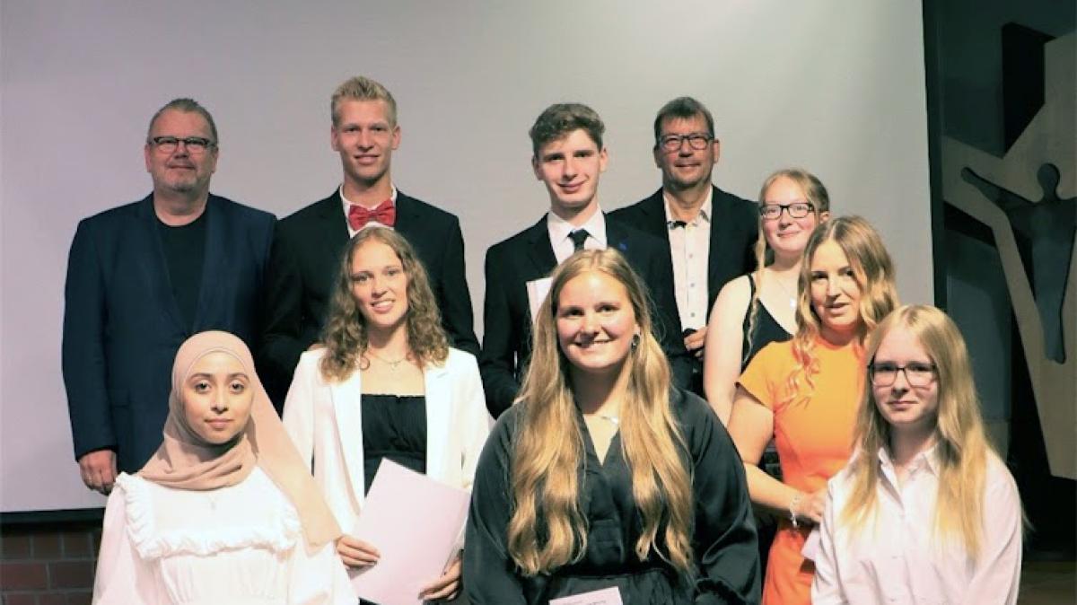 Absolventen 2023 der BBS Lingen Agar und Soziales verabschiedet