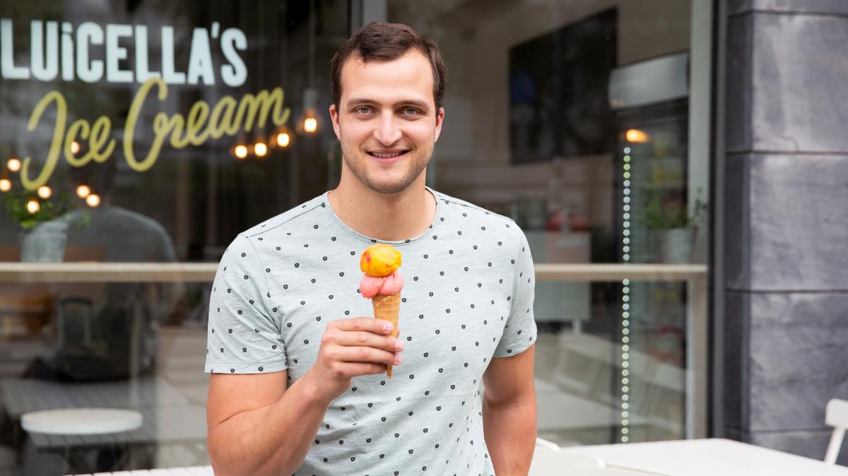 Schwimm-Weltmeister Markus Deibler führt Eis-Läden in Hamburg