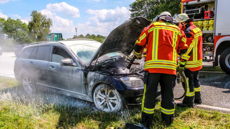 Auto gerät während der Fahrt auf der B199 bei Handewitt in Brand
