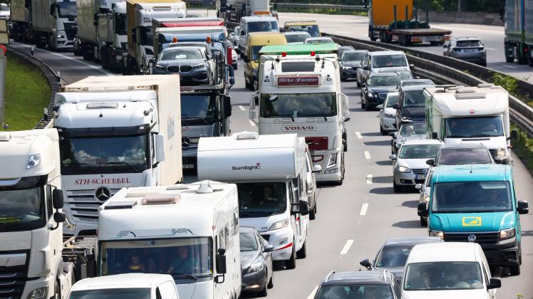 Reiseverkehr sorgt für Staus auf A1 und A7 in Hamburg | SHZ
