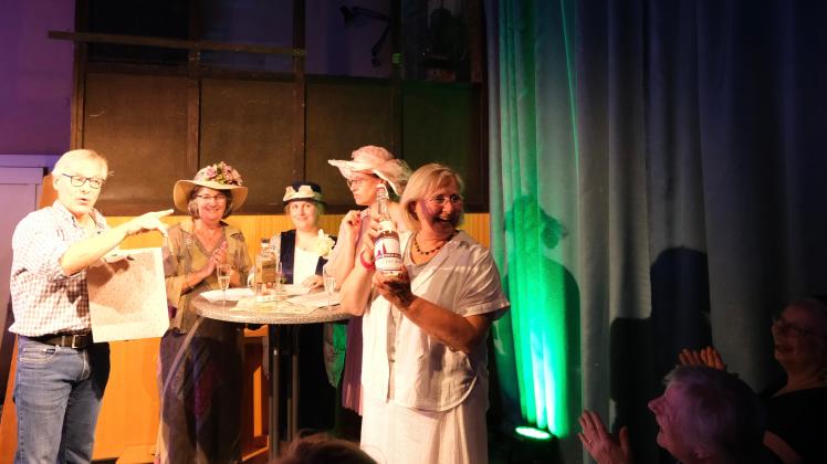 Rellinger Theaterverein ehrt beim Sommerfest seine Urgesteine | SHZ