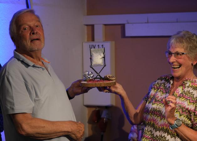 Rellinger Theaterverein ehrt beim Sommerfest seine Urgesteine | SHZ