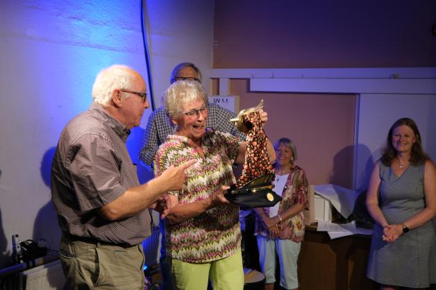 Rellinger Theaterverein ehrt beim Sommerfest seine Urgesteine | SHZ